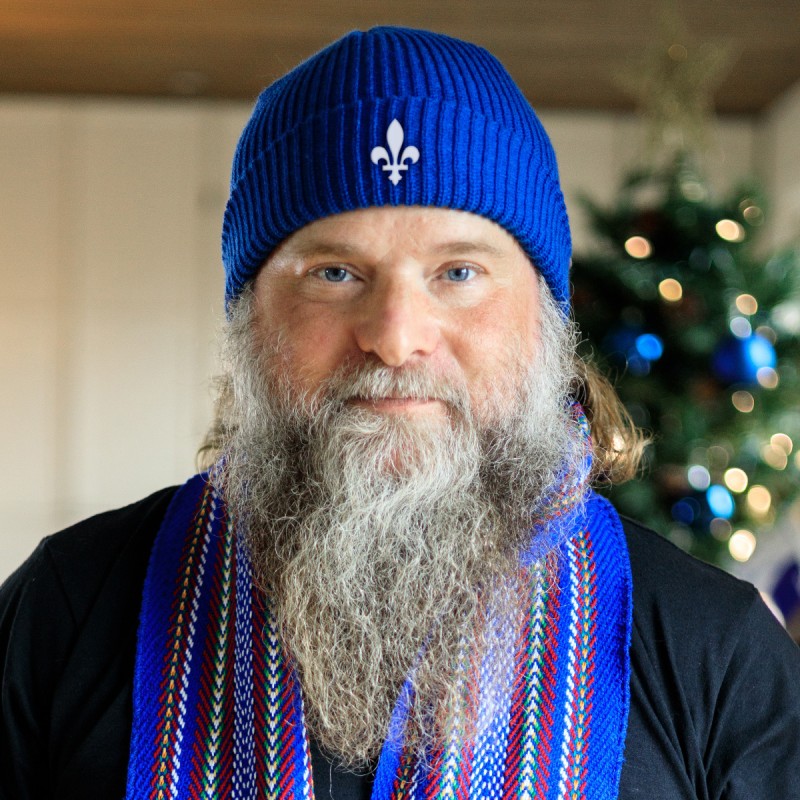 Tuque à rebord Lys brodé (58024) – Accent bleu du Québec